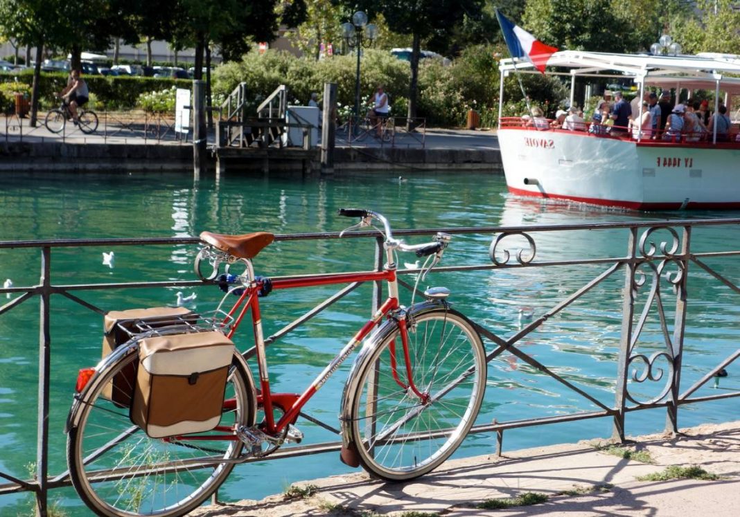 How to get around Annecy: bus, bike, taxi