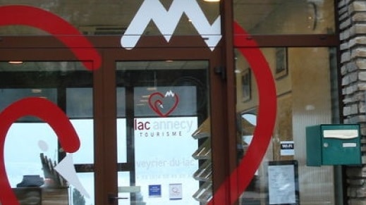 Where are the tourist offices of Lake Annecy?