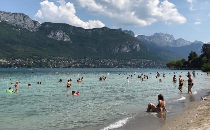 Free and paying beaches on Lake Annecy