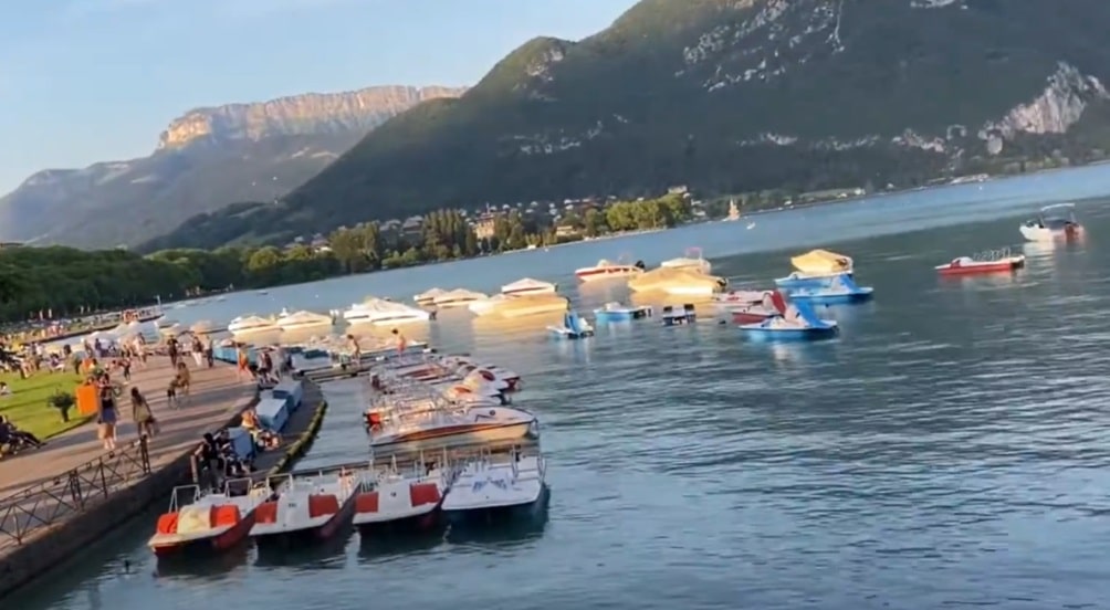 Alquiler de hidropedales y barcos en el lago de Annecy
