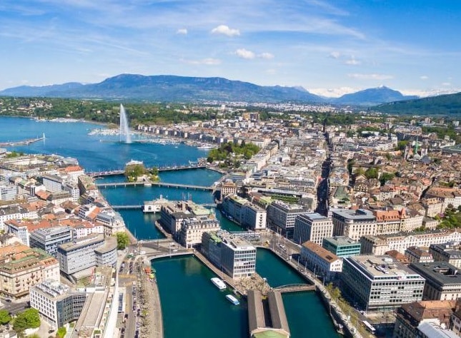 Genfersee grenzt an Genf, Lausanne, Montreux und Yvoire