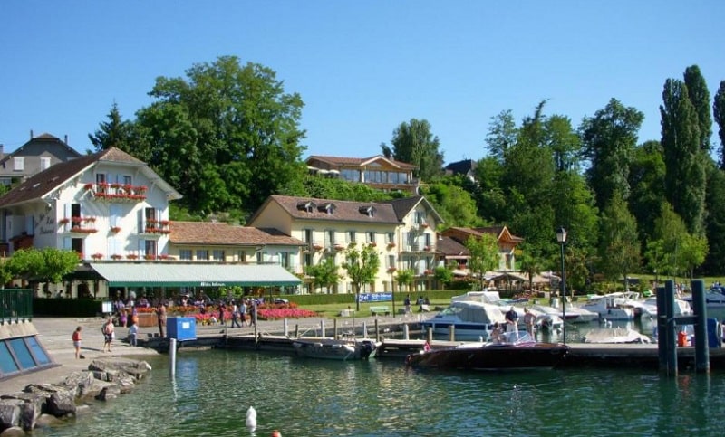 Lake Geneva borders Geneva, Lausanne, Montreux and Yvoire