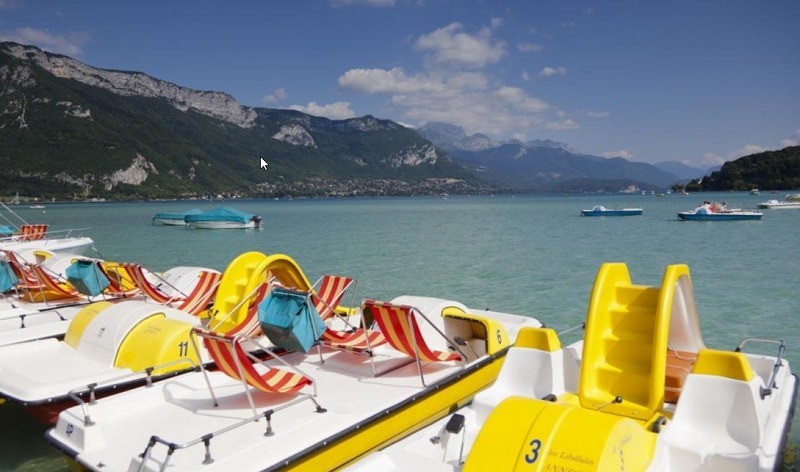 Verhuur van waterfietsen en boten op het meer van Annecy