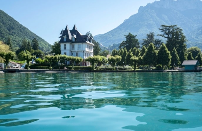 Menthon-Saint-Bernard: pueblo a orillas del lago de Annecy