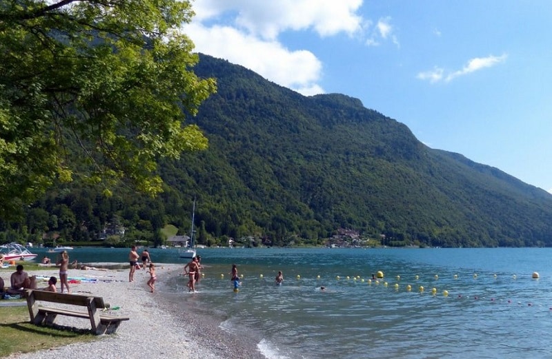 Het strand van Angon, een juweel aan de rand van het meer van Annecy