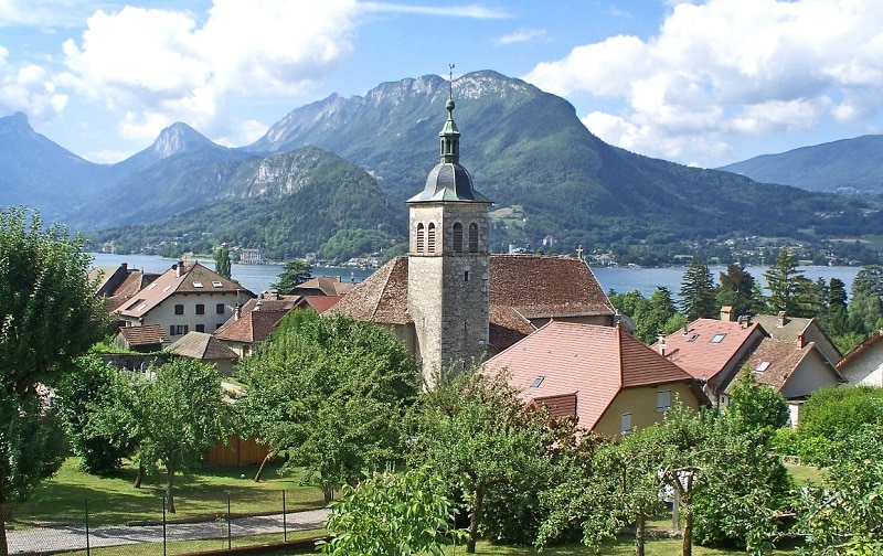 Talloires: Haute-Savoie stad aan de oevers van het meer van Annecy ...